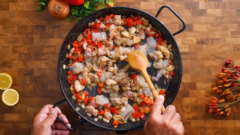 Paella cu pui si fructe de mare - Idei de retete