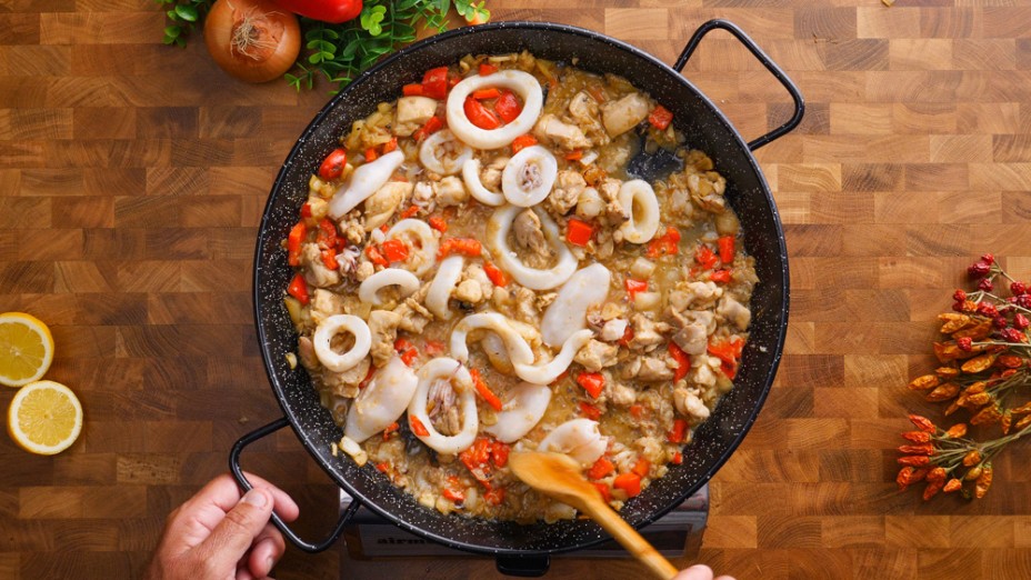 Paella cu pui si fructe de mare - Idei de retete