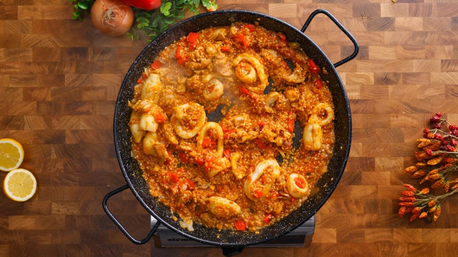 Paella cu pui si fructe de mare - Idei de retete