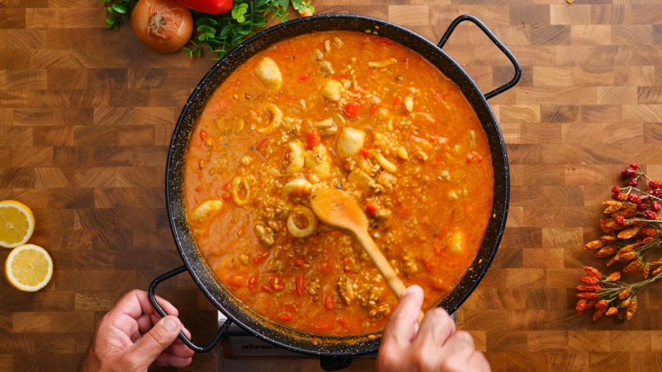 Paella cu pui si fructe de mare - Idei de retete