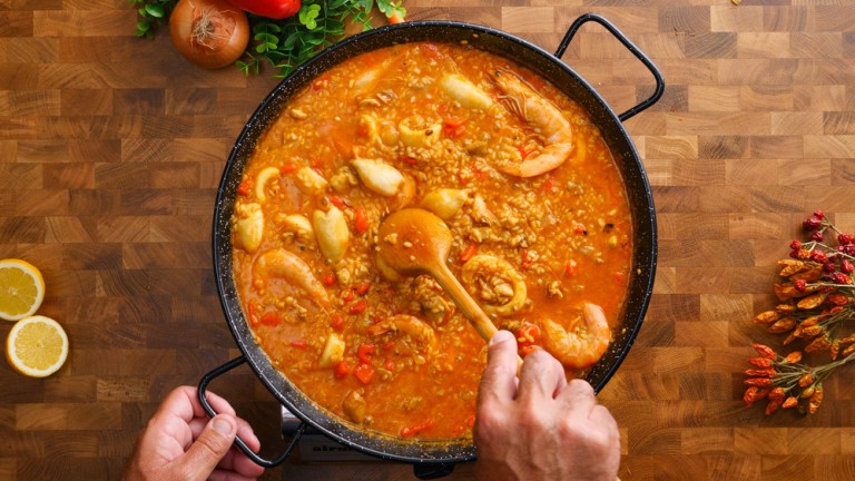 Paella cu pui si fructe de mare - Idei de retete