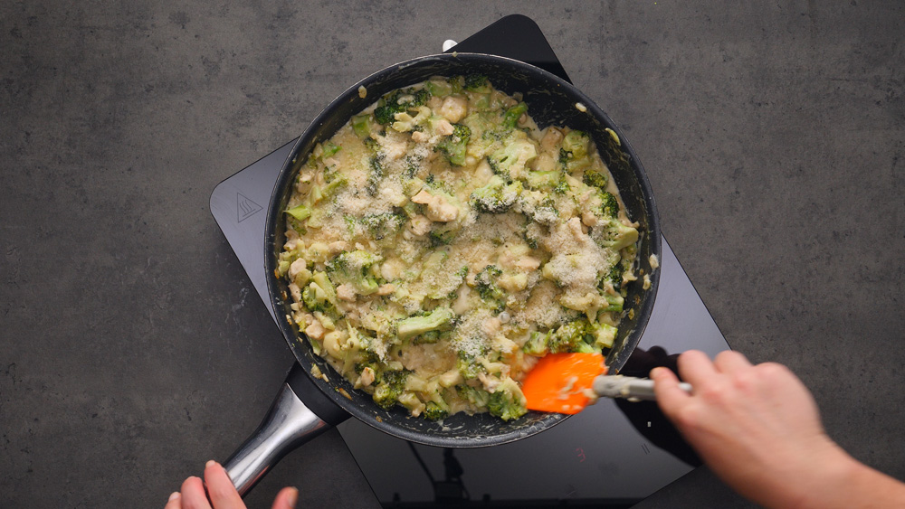 Piept de pui la tigaie cu broccoli și sos de smântână - Idei de retete