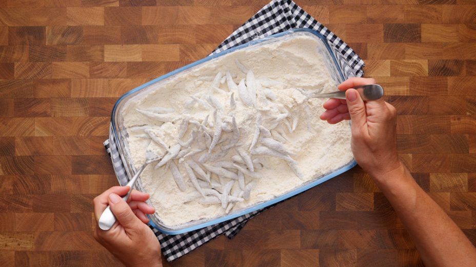 Hamsie prăjită cu mămăligă și mujdei de usturoi - Idei de retete