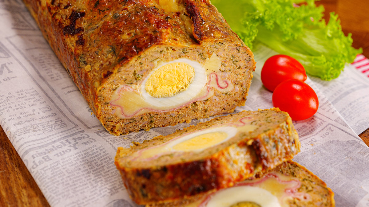Ruladă de carne cu ouă, șuncă și cașcaval – Idei de retete